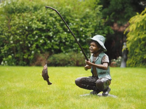 Classic Gallery - Junge mit Fisch an der Angel